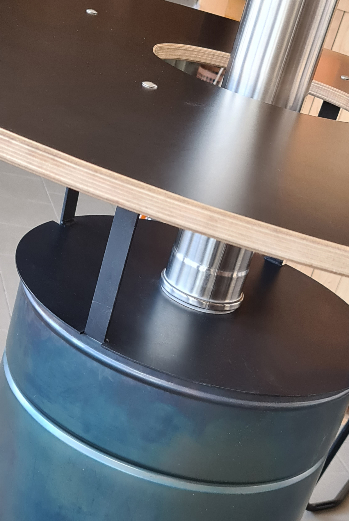 165 Liter – Feuerfass mit Stehtischaufsatz - Die Stahlbude - Feuerkörbe ...